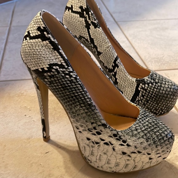 no brand on shoe | Shoes | Snake Skin Heels | Poshmark